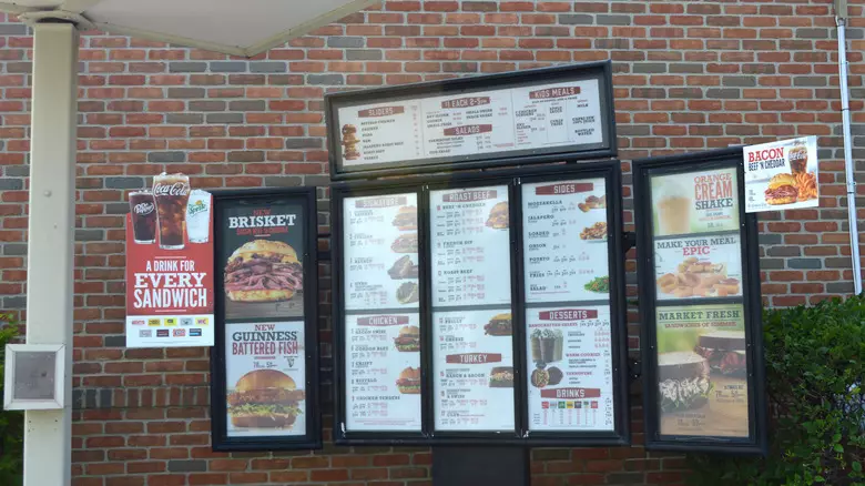 Cardápio drive-thru do Arby's