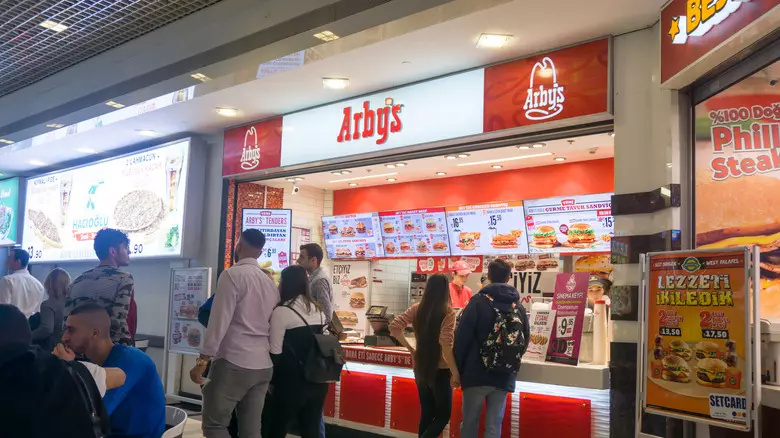 Arby's restaurant eo anoloana amin'ny toeram-pivarotana