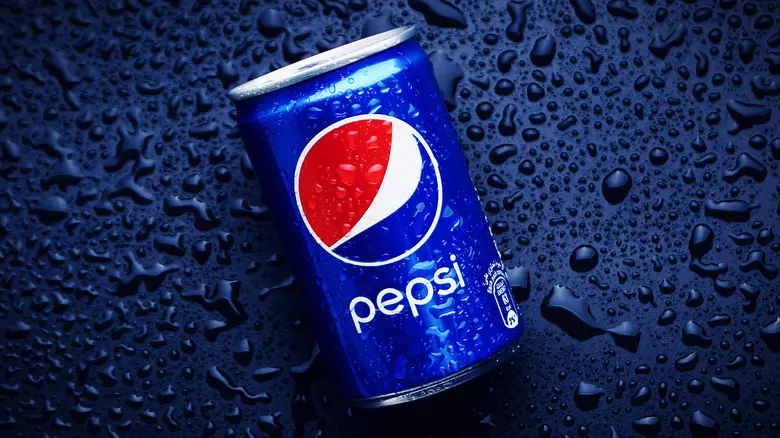 Dåse Pepsi på mørk baggrund