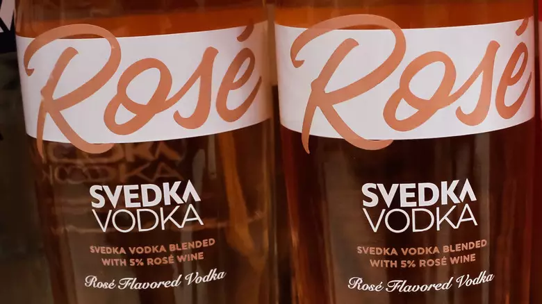 două sticle roz de svedka rose