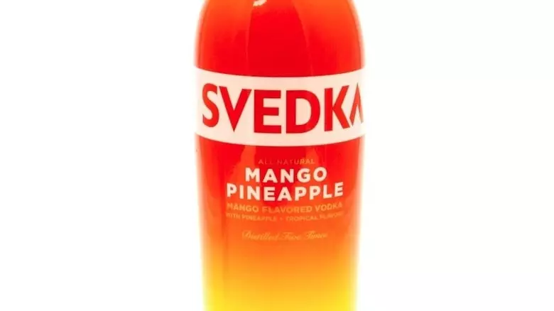 Svedka mango ananas na bielom podklade