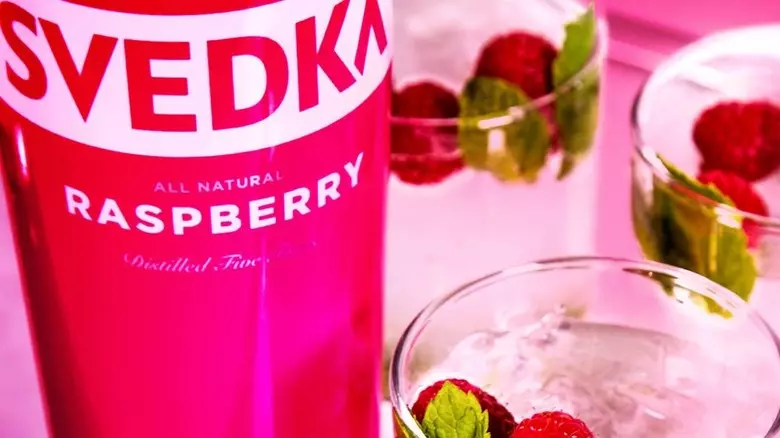 raspberry svedka cocktail گلاس سان