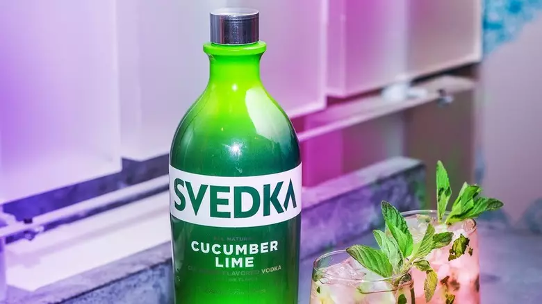 uborka lime üveg és menta levelek