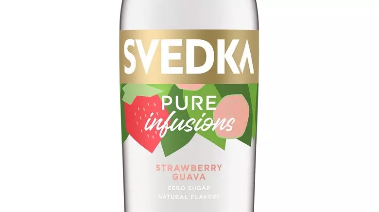 svedka dâu tây ổi trên nền trắng