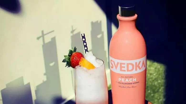 svedka persik dengan koktail buah