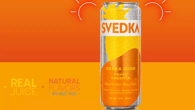 Wodka-Soda-Mango-Ananas auf orangefarbenem Hintergrund