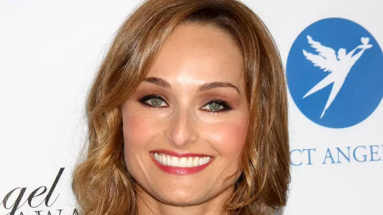 Giada De Laurentiis กำลังยิ้ม