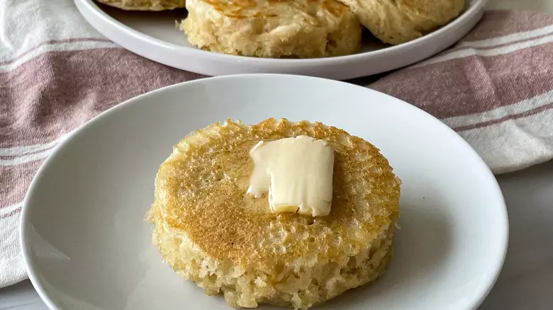 crumpets servis avec du beurre