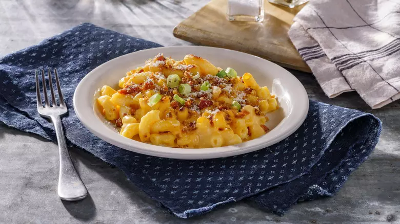 Bacon Mac n' Cheese vaovao an'ny Cracker Barrel