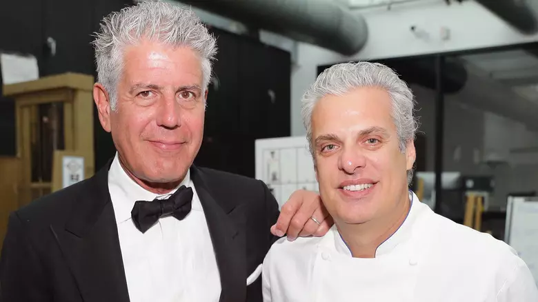 Eric Ripert și Anthony Bourdain zâmbind la eveniment