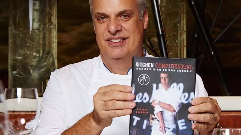 Eric Ripert cầm một bản sao cuốn sách của Anthony Bourdain