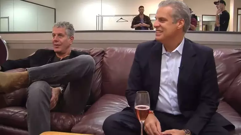 Bourdain và Ripert thưởng thức rượu