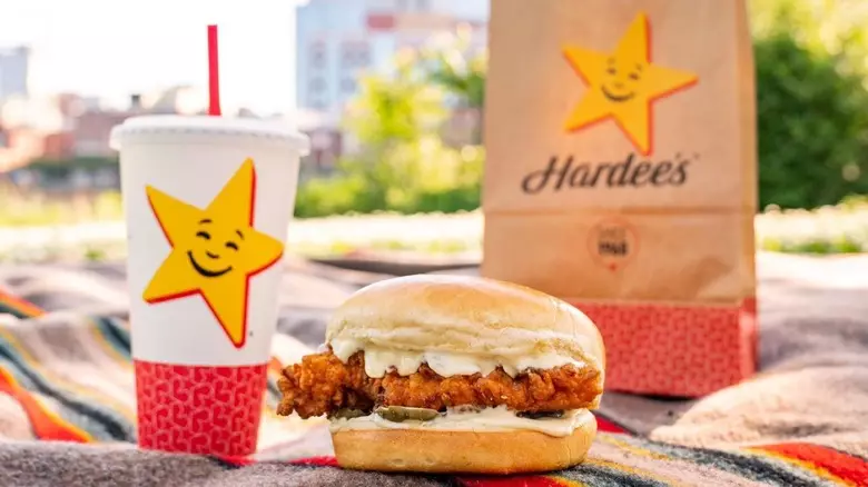 Hardees maistas ant iškylos antklodės