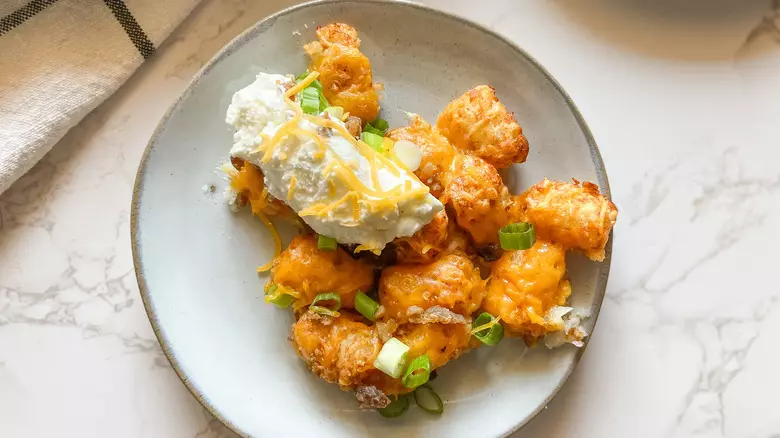 Tater tots gaztagarrien platera