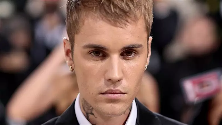 justin bieber com cabelo curto e brincos de argola