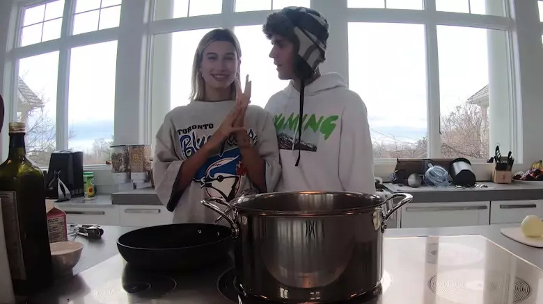 Justin bieber e hailey bieber cozinhando bolonhesa em vlog