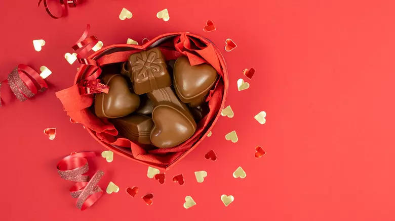 Unha caixa vermella de chocolates en forma de corazón