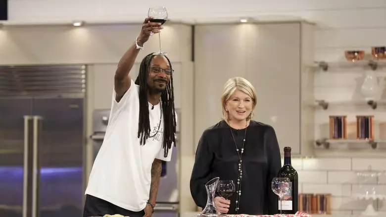 Ο Snoop Dogg και η Martha Stewart πίνουν κόκκινο κρασί στα γυρίσματα του Potluck Dinner Party