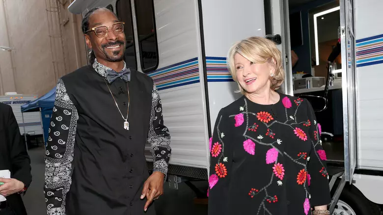 Ο Snoop Dogg και η Martha Stewart κοντά στο τρέιλερ στο Comedy Central Roast του Justin Bieber