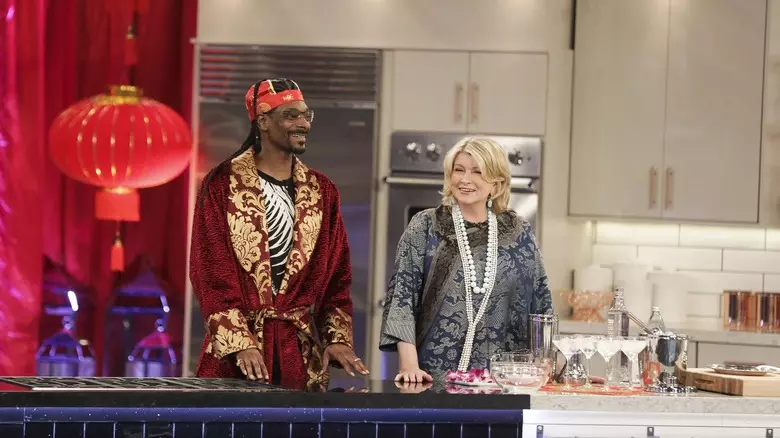 Ο Snoop Dogg και η Martha Stewart φτιάχνουν κοκτέιλ στο πλατό του Potluck Dinner Party