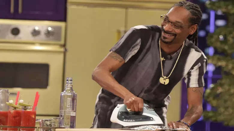 Ο Snoop Dogg ζεσταίνει φαγητό με σίδερο ρούχων στο πλατό του Potluck Dinner Party