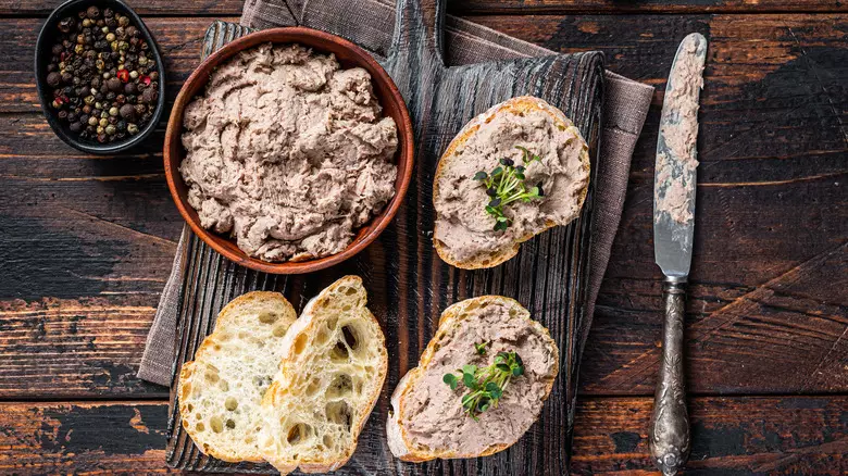 Gesnipperde vleis op Franse brood