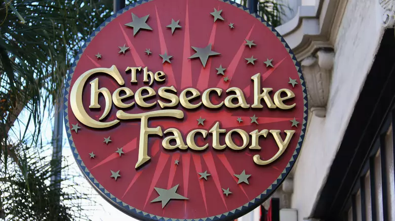 Is-sinjal ċirkolari tal-Cheesecake Factory