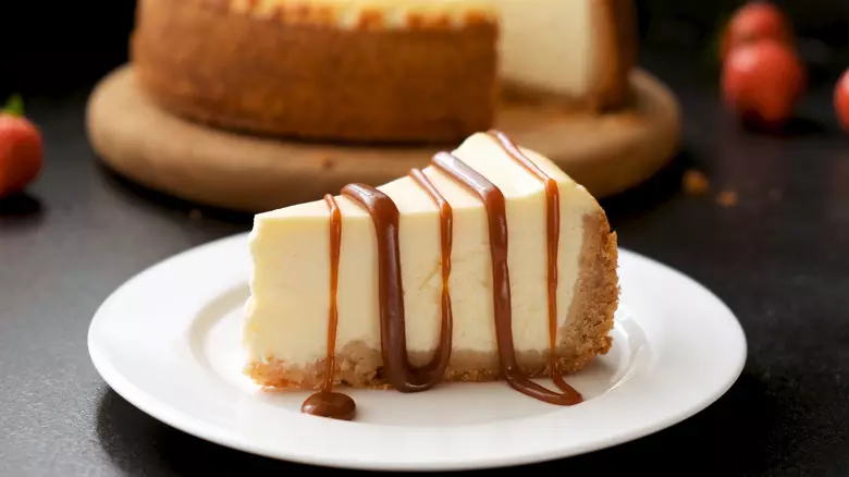 Porzjon ta 'cheesecake bi zalza drizzled