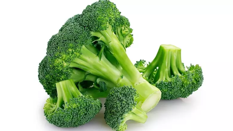 Izimbali ze-broccoli kungemuva elimhlophe