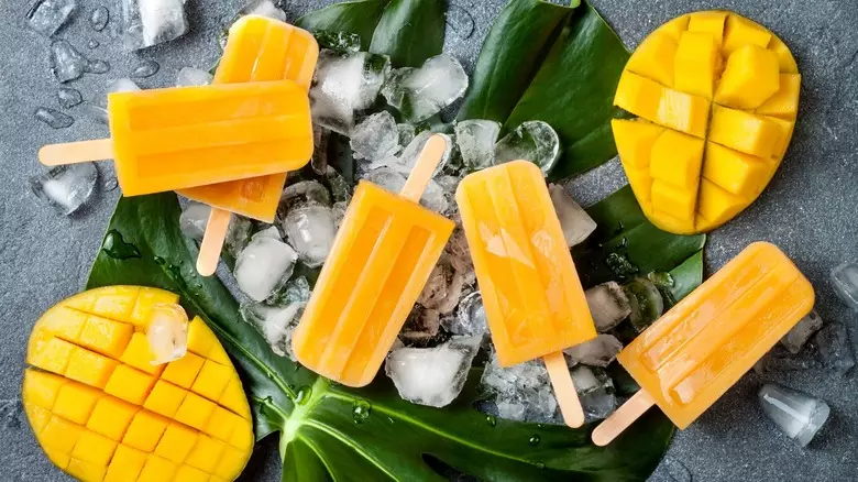 Ma popsicles achikasu ndi lalanje