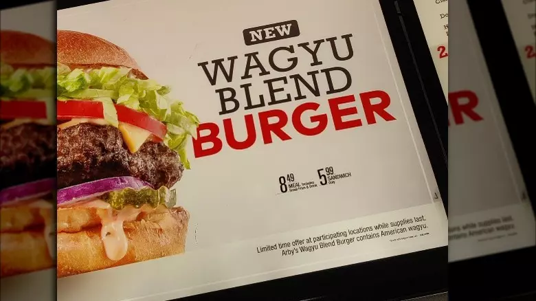 פאנל התפריט של arby הכולל את המבורגר Wagyu