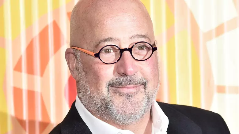 Andrew Zimmern ፈገግታ