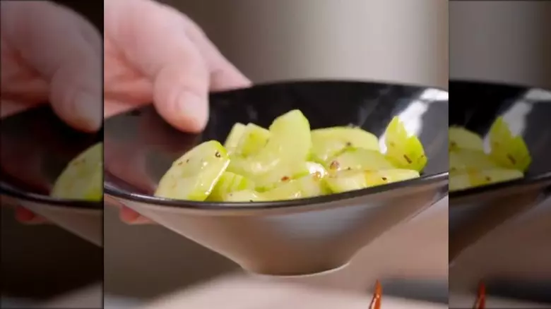 Andrew Zimmern makket komkommersalade