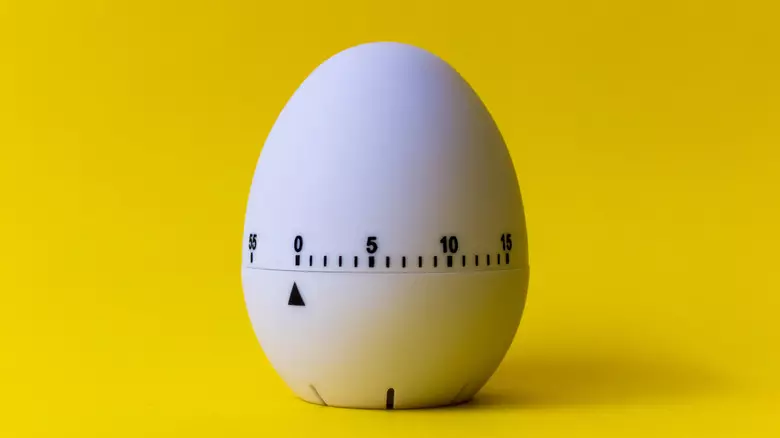 sarı bir arka plana karşı yumurta şeklindeki zamanlayıcı