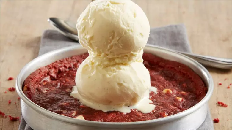 Red Velvet Pizookie na hnědém stole