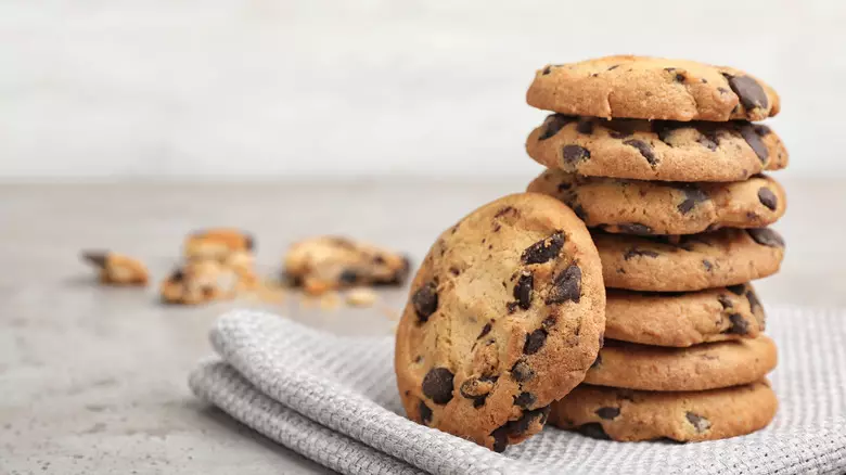 Pile de cookies aux pépites de chocolat