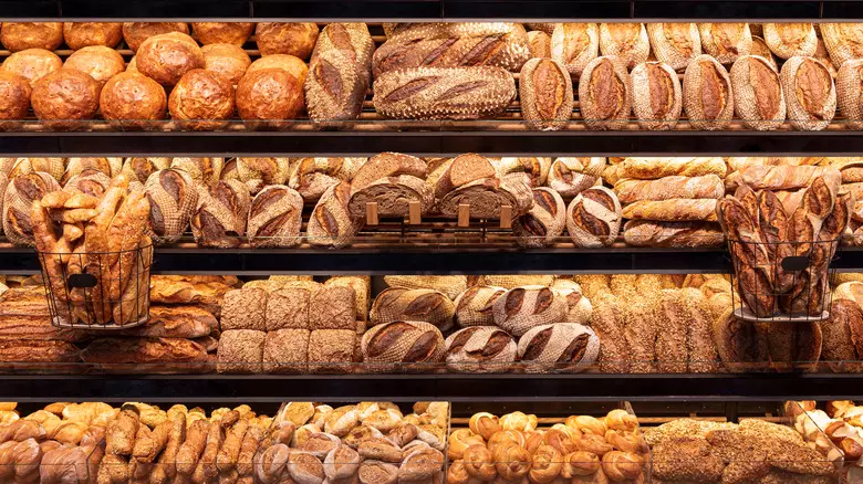 محصولات پخته شده و نان در یک سری قفسه