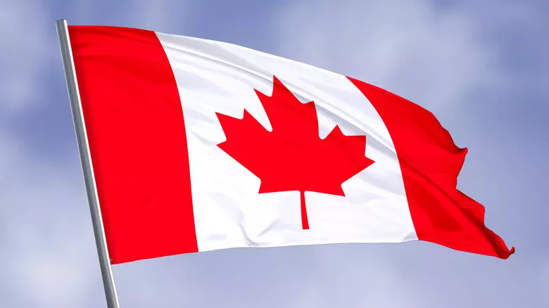 Bandeira do Canadá no poste vermelho e branco