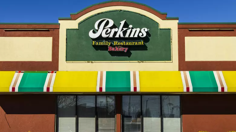 Perkins restaurant adobe med gult, grønt og rødt fortelt