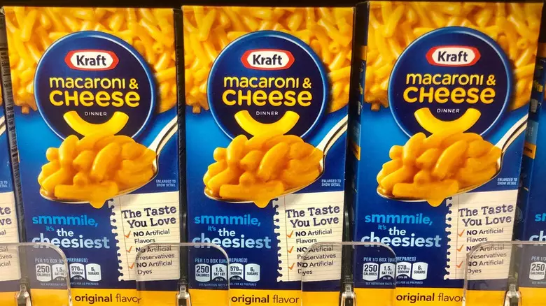 - ວັນທີ 19 ມັງກອນ 2020, Kraft Mac & Cheese ຫຼາຍກ່ອງວາງໄວ້ຢູ່ຮ້ານຂາຍເຄື່ອງຍ່ອຍ