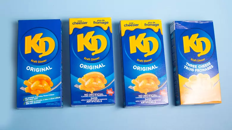 Várias caixas e sabores de Kraft Dinner em um fundo azul