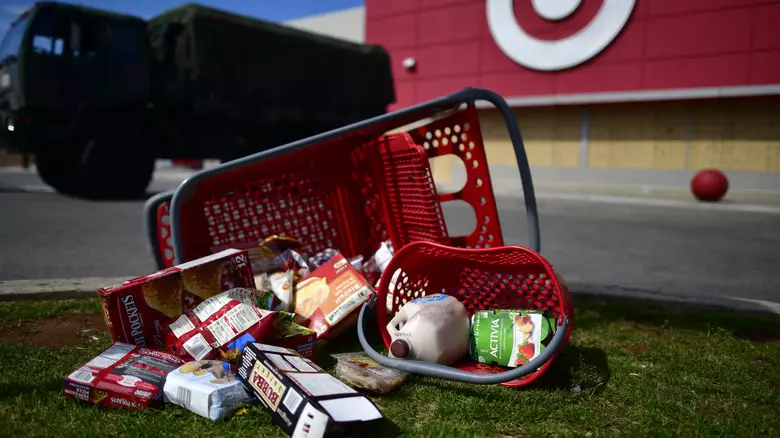 Matvaror ligger utspridda på marken i efterdyningarna av plundring när medlemmar av Pennsylvania National Guard övervakar aktivitet utanför en avstängd Target-butik den 3 juni 2020 i Philadelphia, Pennsylvania.