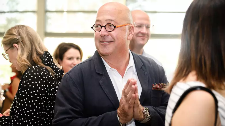 Andrew Zimmern nitsiky tamin'ny hetsika iray