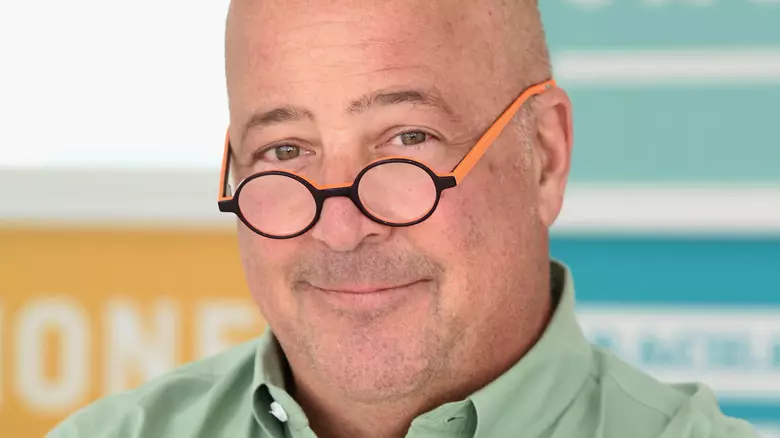 Andrew Zimmern mitsiky amin'ny fakantsary