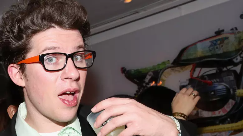 Justin Warner na may hawak na inumin