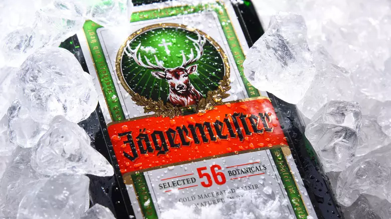 Мөсөн дээрх Jägermeister лонх