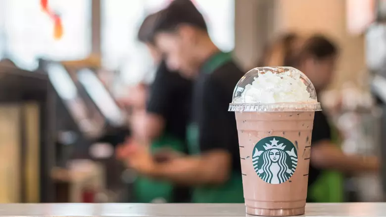 Doňdurylan “Starbucks” fonda işgärler bilen içýär