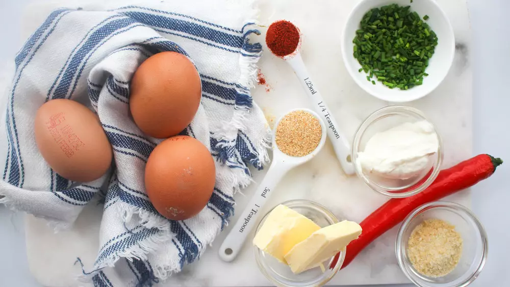 Oeufs brouillés de Gordon Ramsay avec une touche d'ingrédients