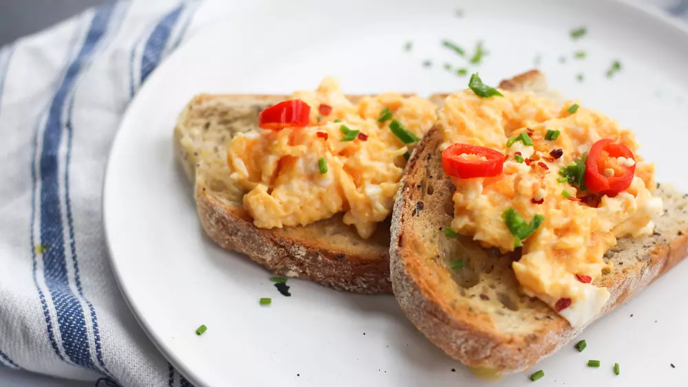 Oeufs brouillés de Gordon Ramsay avec une touche d'assiette