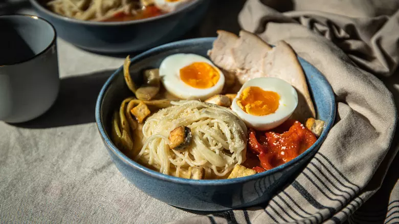 Bir kasa hinduşka ramen.